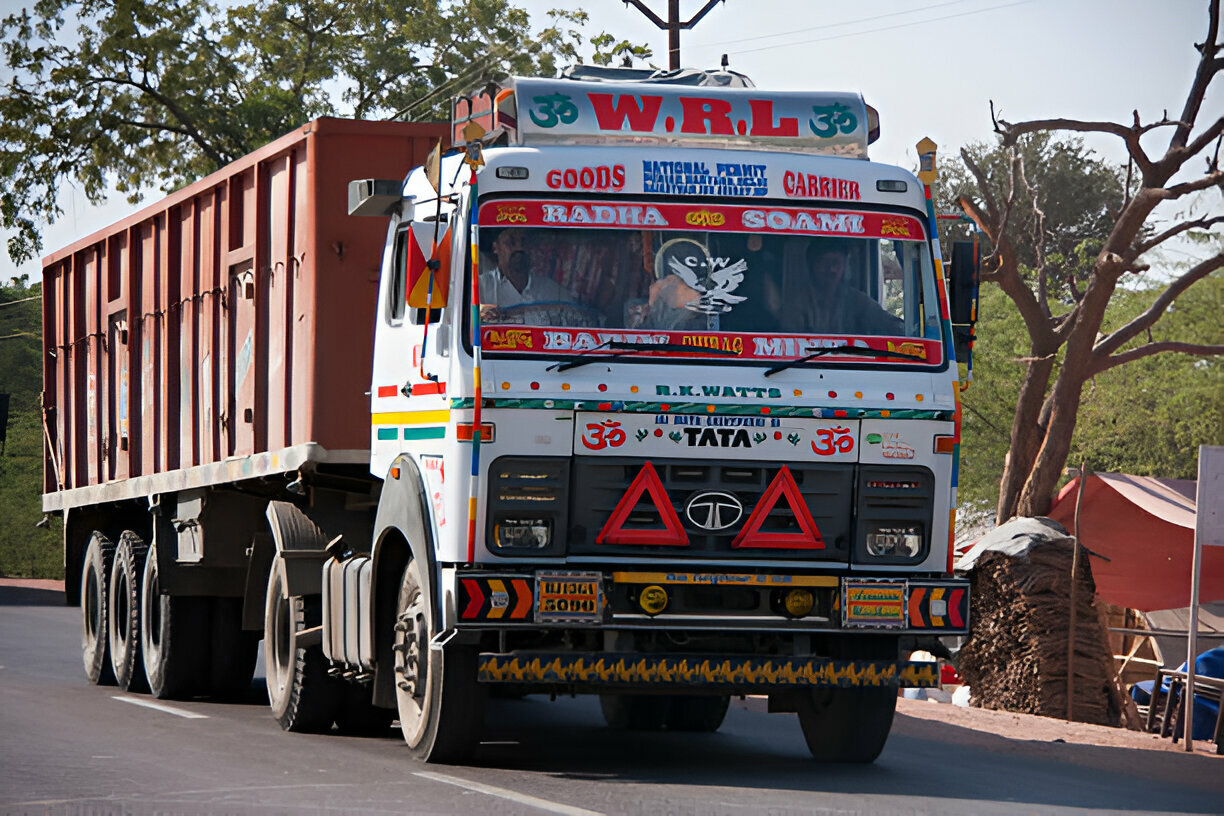 How to Choose the Right Used Commercial Vehicles in 2025